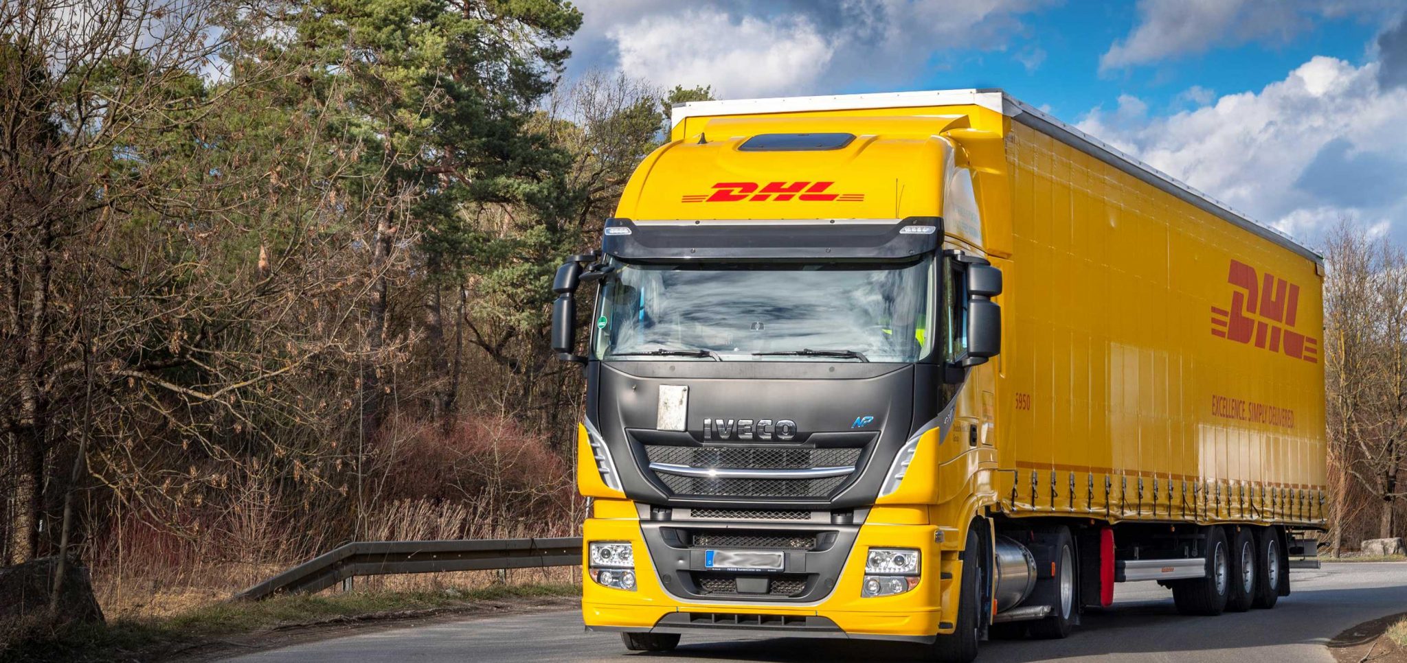 Megatrailer with LNG drive - DHL Freight Connections